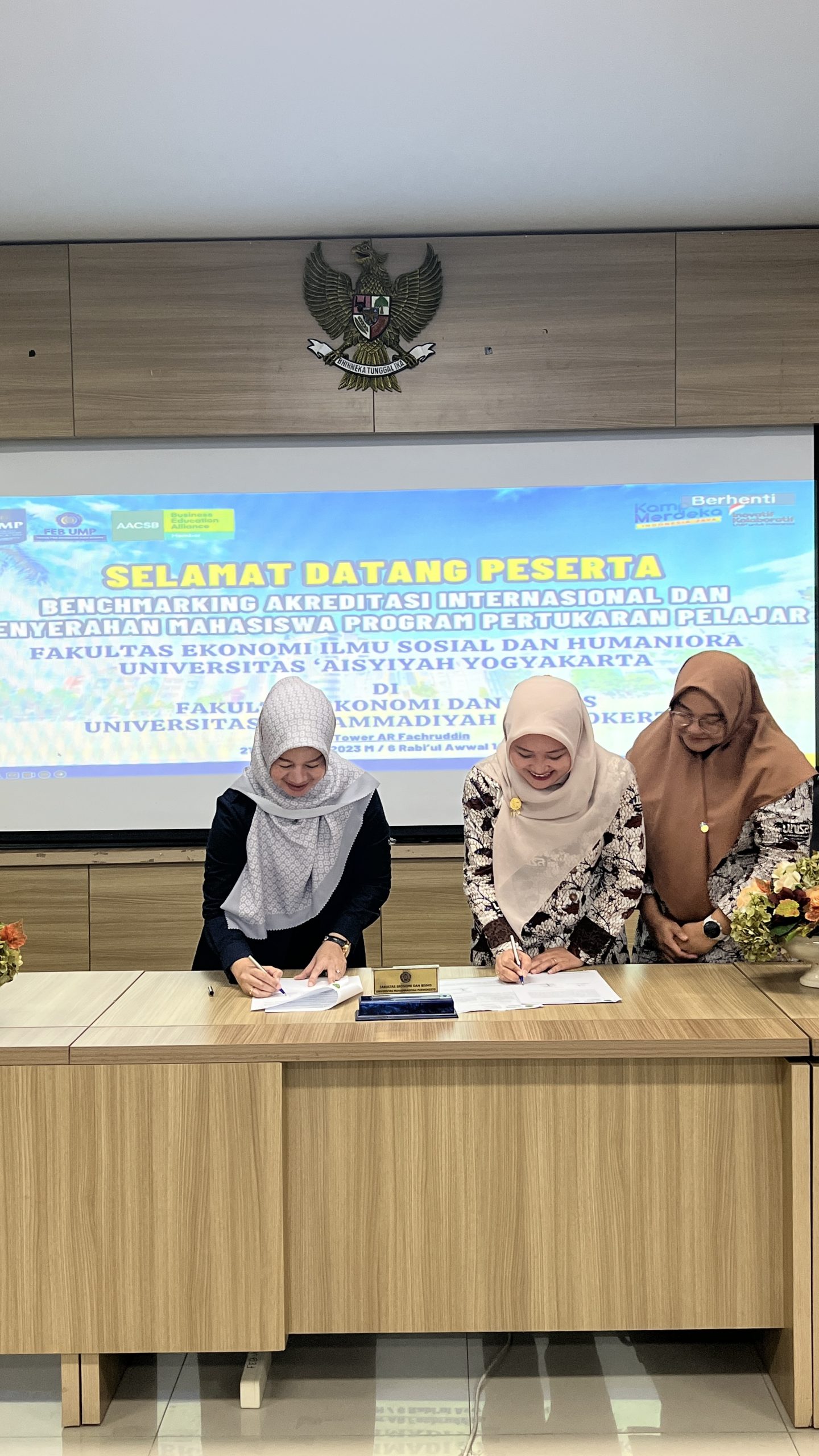 BENCHMARKING AKREDITASI INTERNASIONAL DAN PENYERAHAN MAHASISWA ...